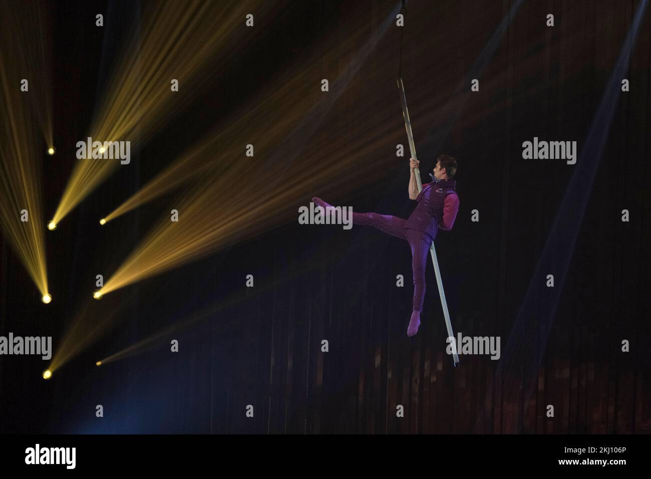 Valletta, Malta. 23rd Nov, 2022. An acrobat of Canadian entertainment ...
