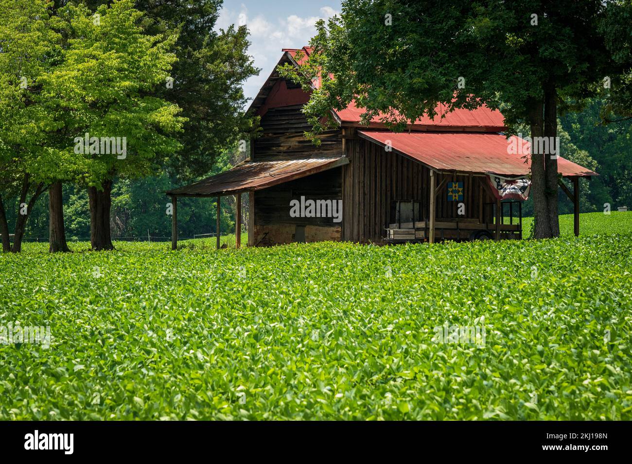 farmer's landscape in Virginia with farming barn Stock Photo - Alamy