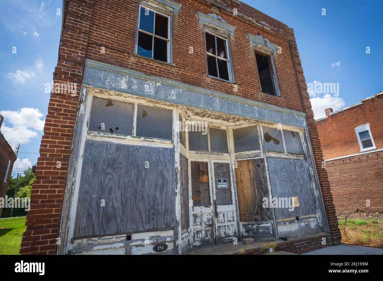 Broken store window hi-res stock photography and images - Alamy