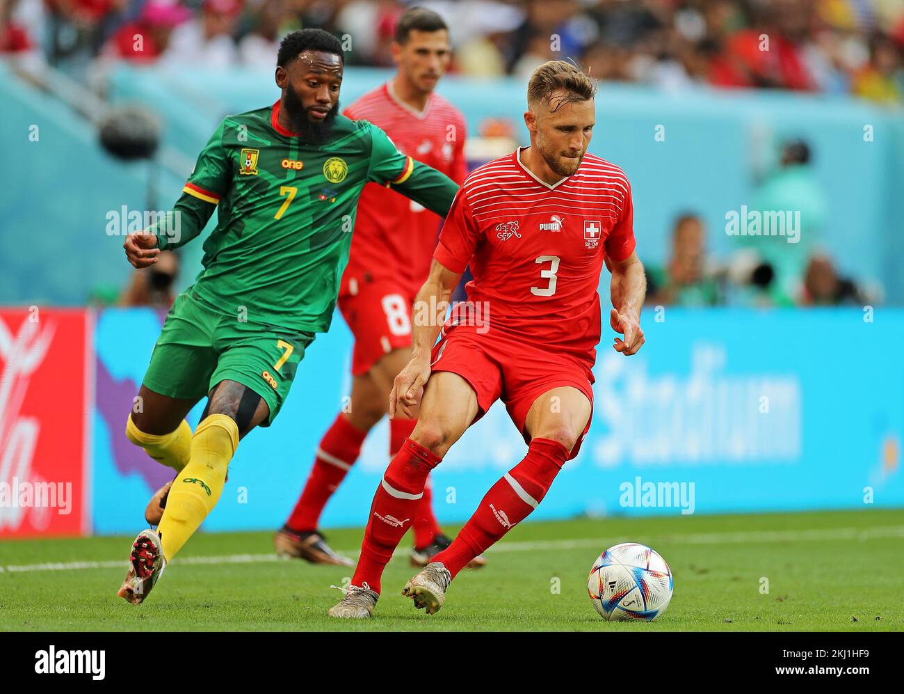 Silvan Widmer da Suíça disputa o lance com Georges-Kévin N’Koudou do ...