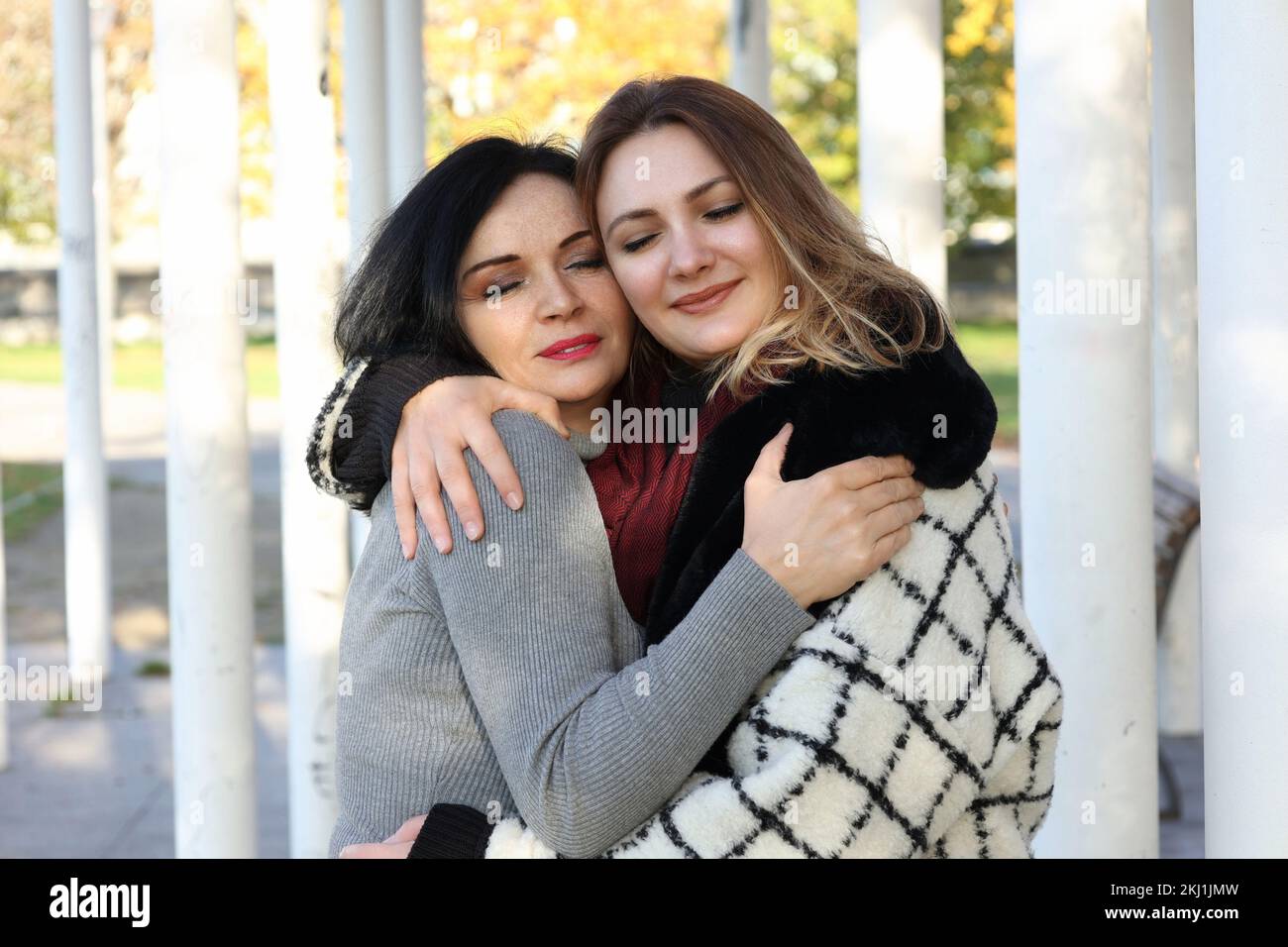 Fashionable women outside together hi-res stock photography and images ...