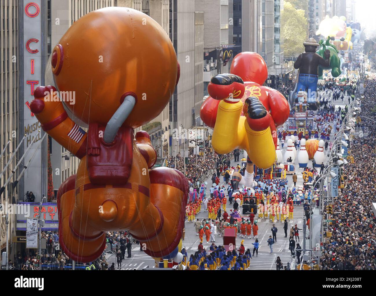 New York, United States. 24th Nov, 2022. Balloons move down the parade ...