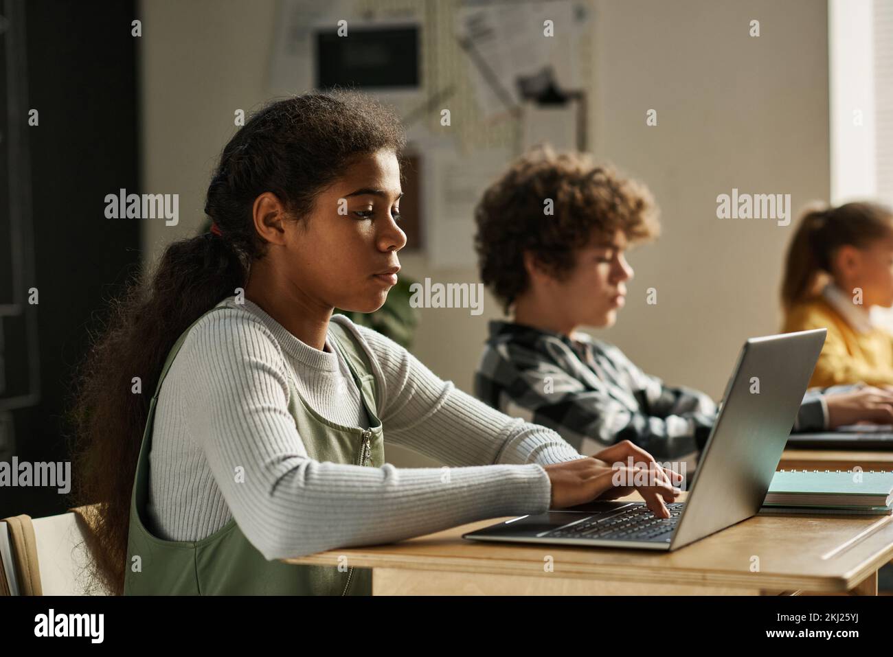 Children sitting at desks hi-res stock photography and images - Alamy
