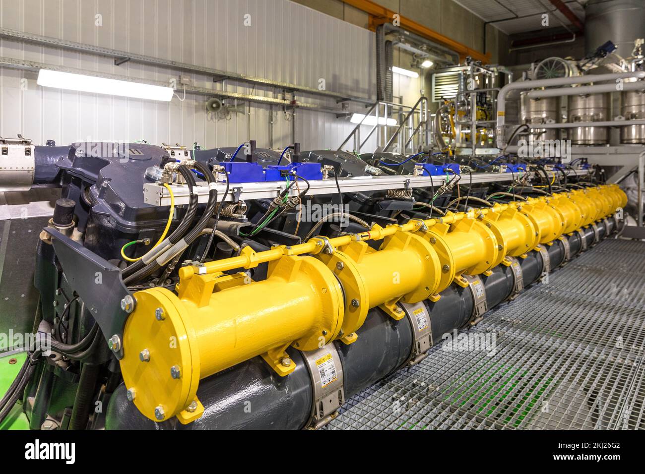24 November 2022, Brandenburg, Cottbus: A 20-cylinder gas engine stands ...