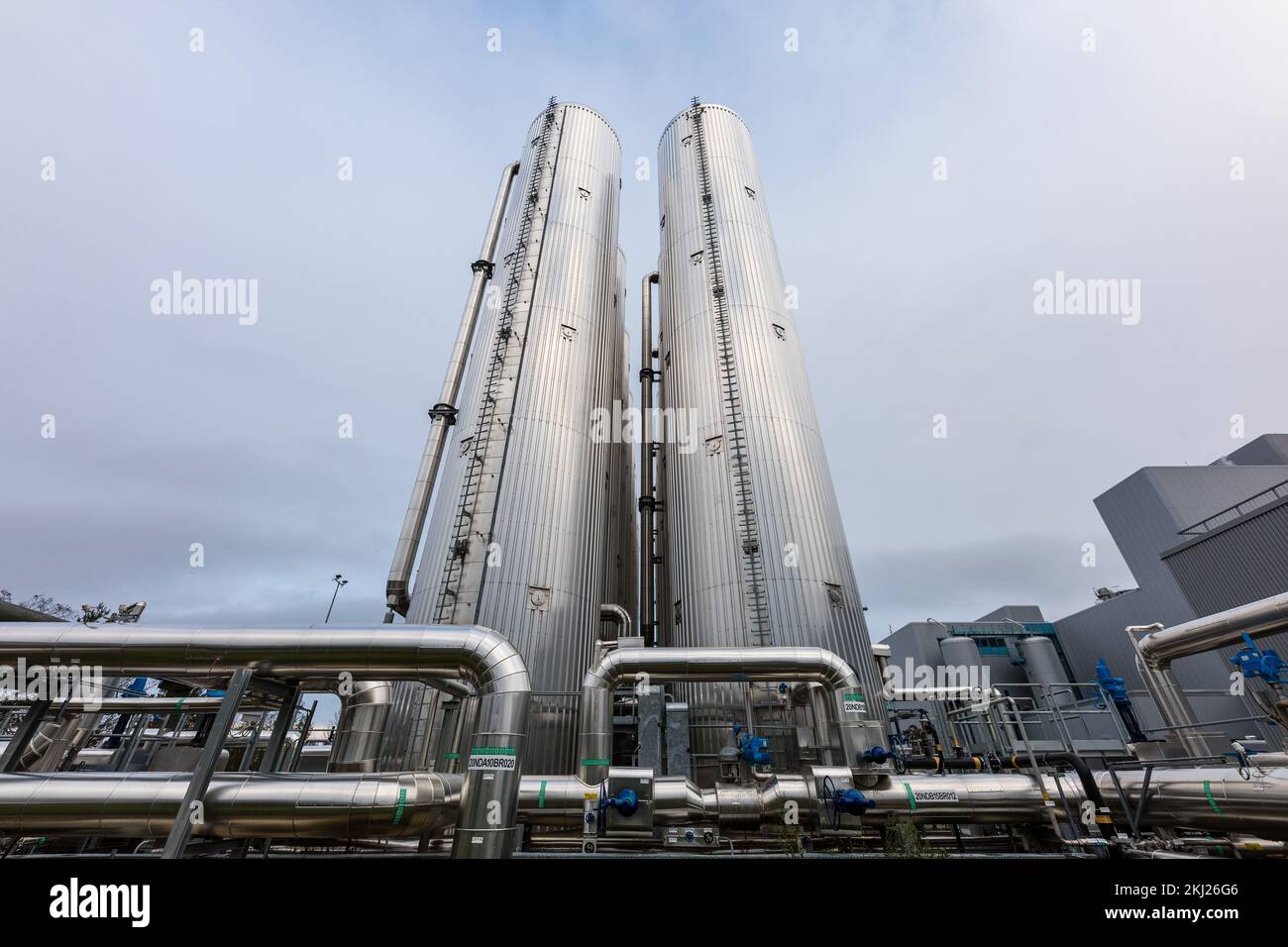 24 November 2022, Brandenburg, Cottbus: 15 heat storage tanks with a ...