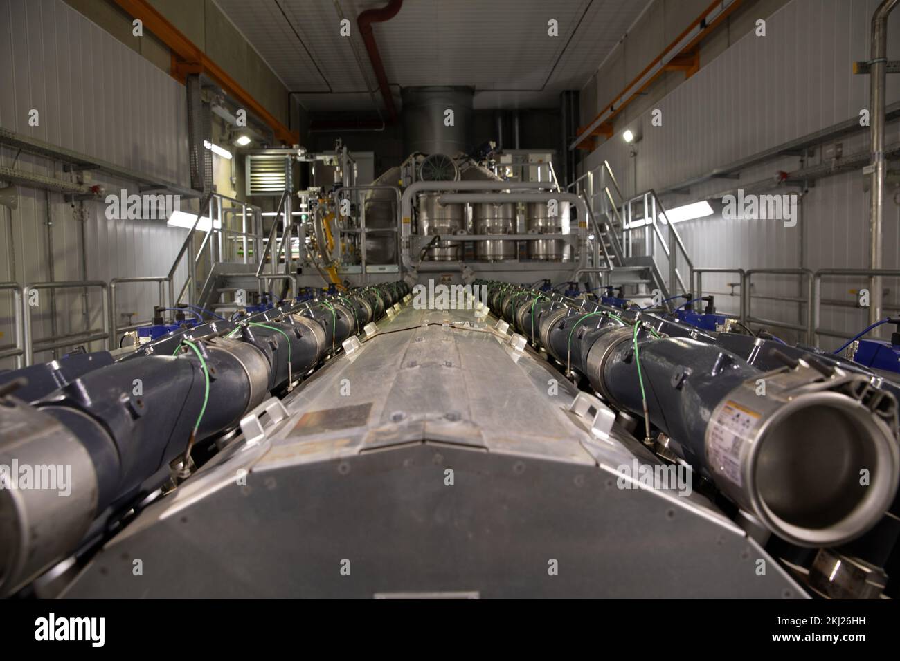 24 November 2022, Brandenburg, Cottbus: A 20-cylinder gas engine stands ...