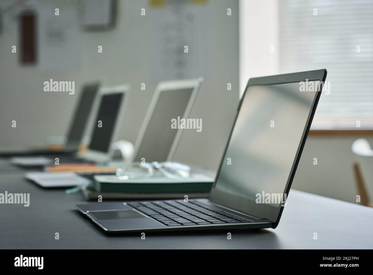 Row of computers classroom hi-res stock photography and images - Alamy