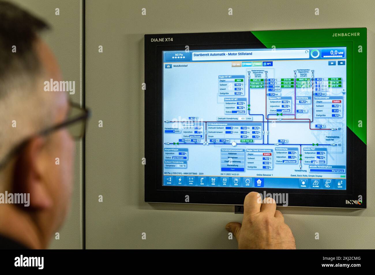 24 November 2022, Brandenburg, Cottbus: An employee at the Cottbus ...