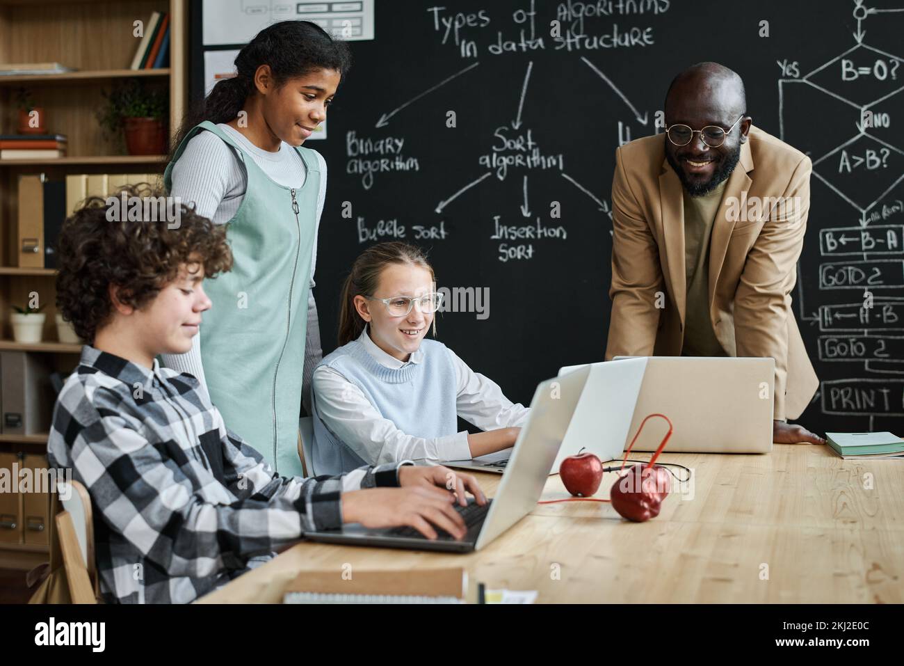 Children work together program hi-res stock photography and images - Alamy