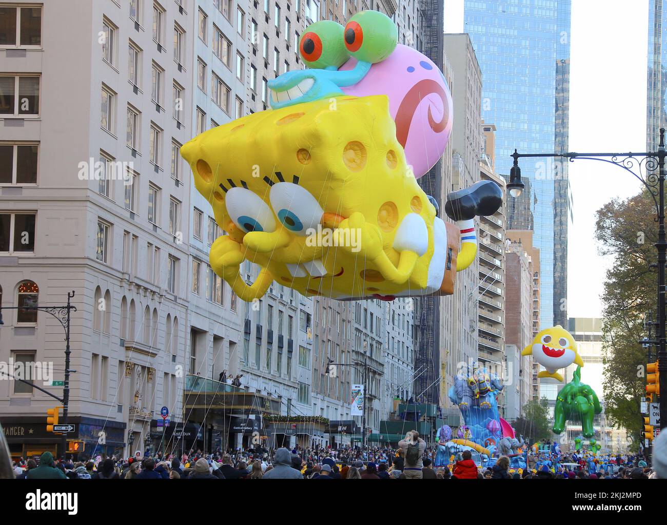 Giant balloons walking on Central Park South during The Thanksgiving ...