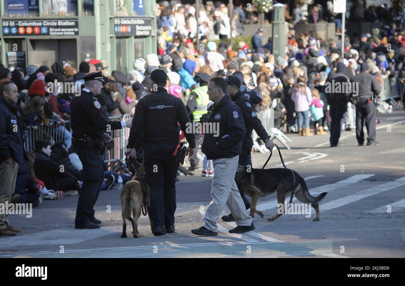 Columbus day parade mexico hi-res stock photography and images - Alamy
