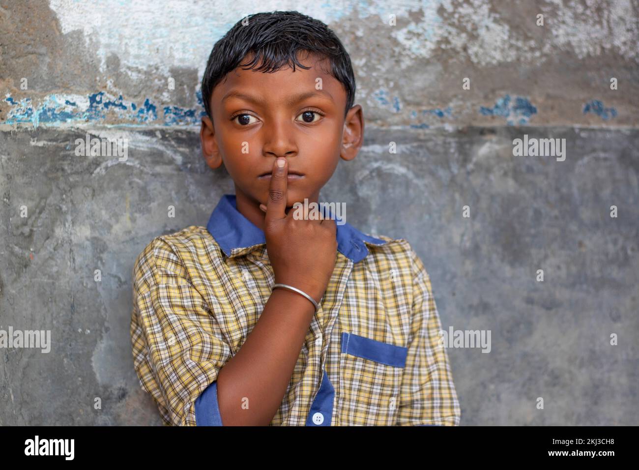 Finger on lips india hi-res stock photography and images - Alamy