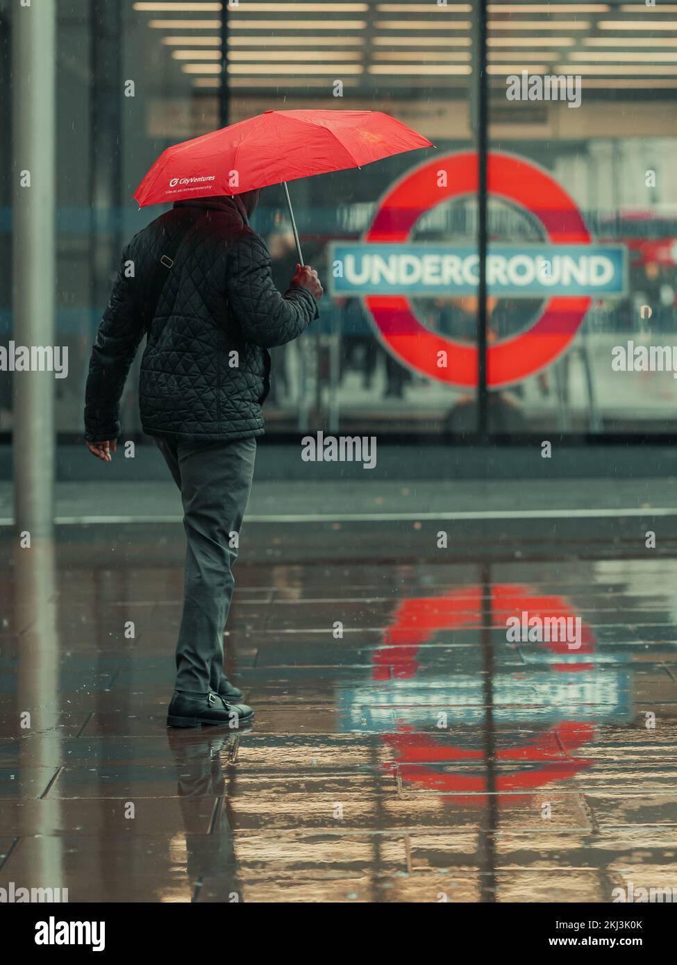 A man walking in the rain in London Stock Photo - Alamy