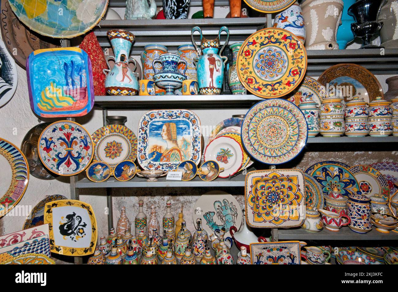 Pottery souvenir plates umbria hi-res stock photography and images - Alamy