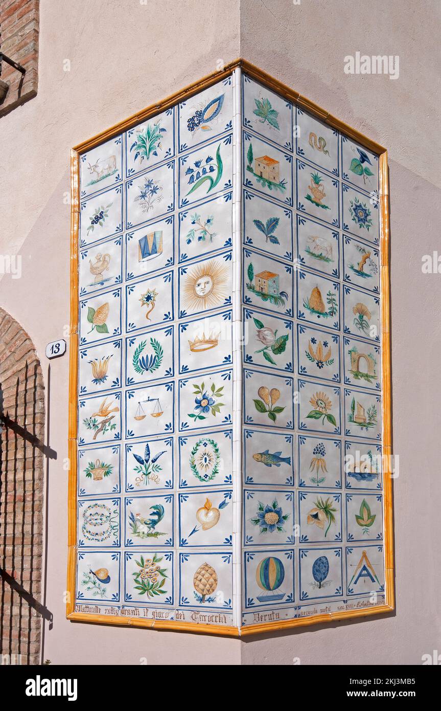 Majolica pottery italy hi-res stock photography and images - Alamy