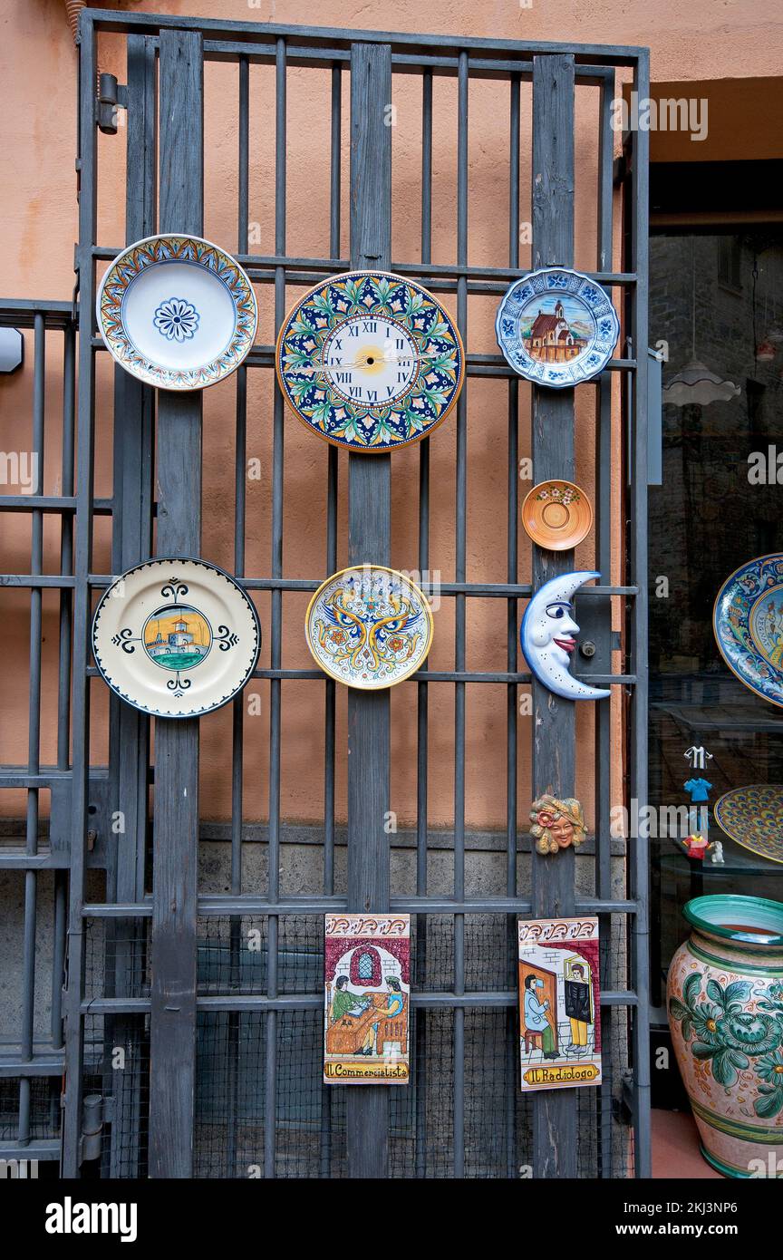 Pottery souvenir plates umbria hi-res stock photography and images - Alamy