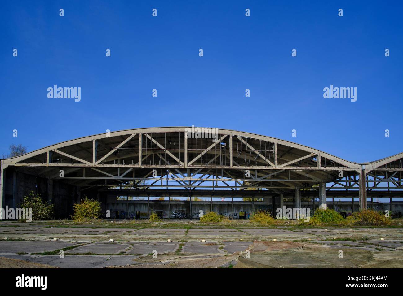 Airfield structures hi-res stock photography and images - Alamy