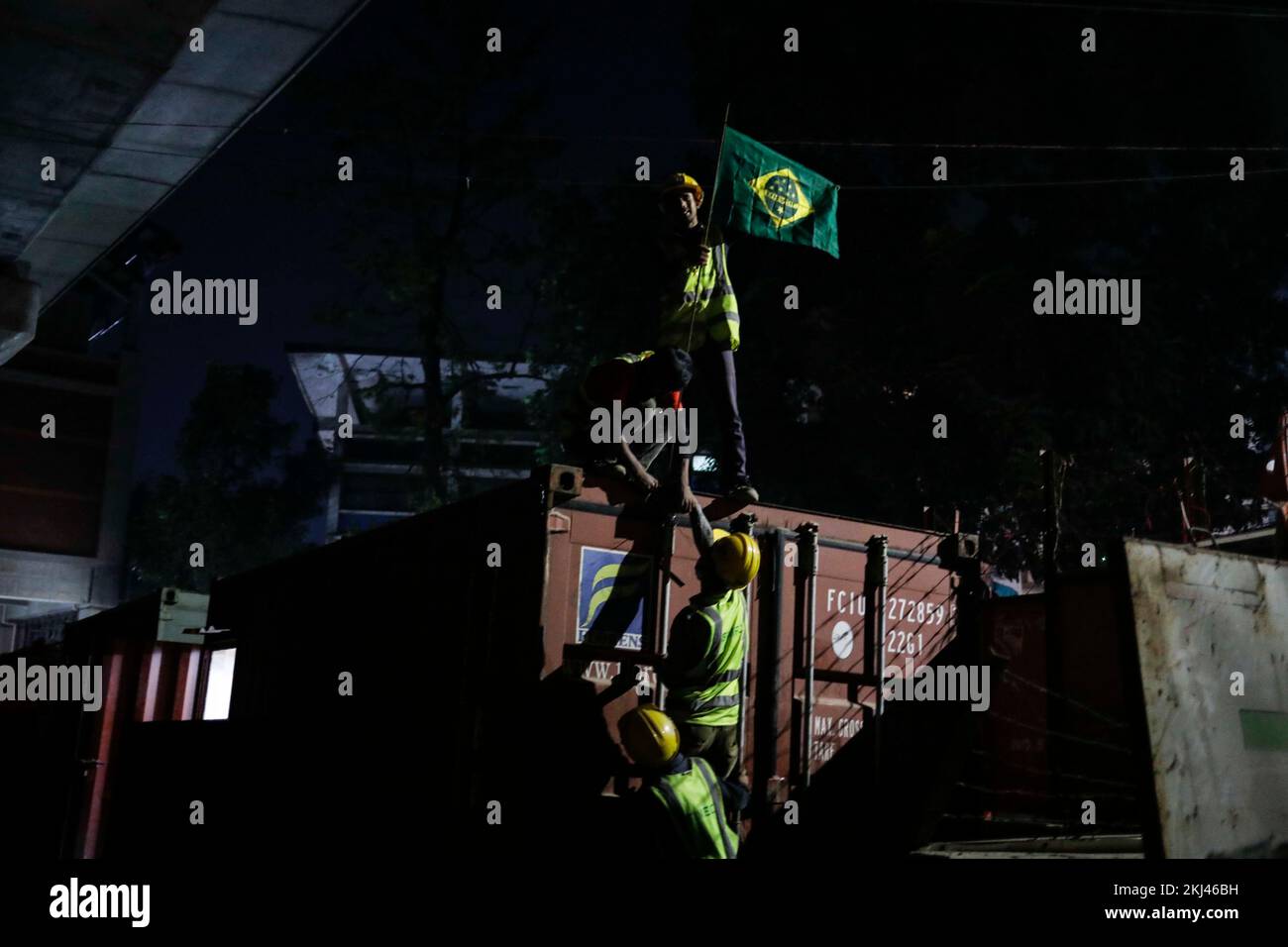 Dhaka, Bangladesh. 24th Nov, 2022. Metro rail workers are hanging their ...