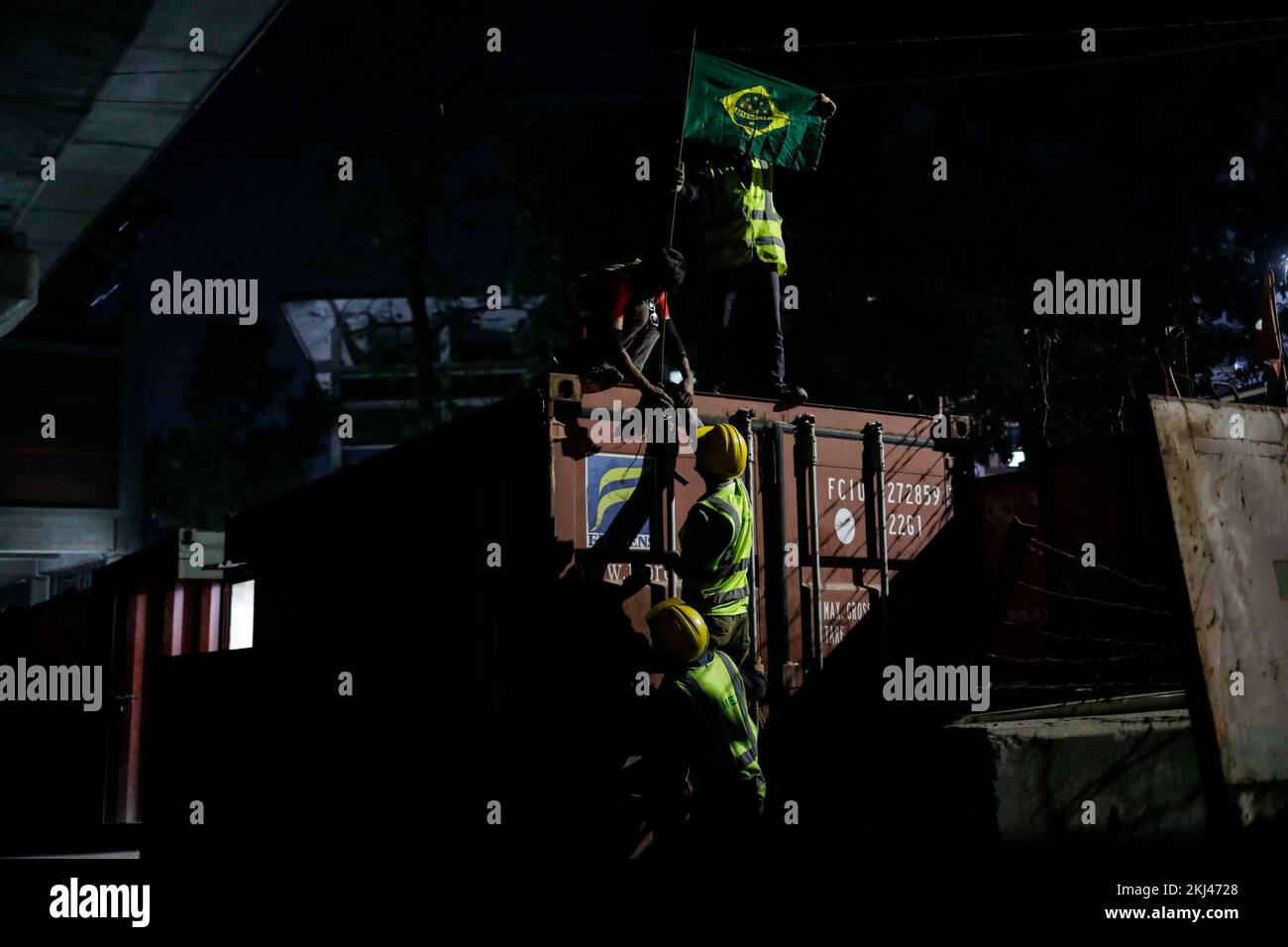 Dhaka, Bangladesh. 24th Nov, 2022. Metro rail workers are hanging their ...