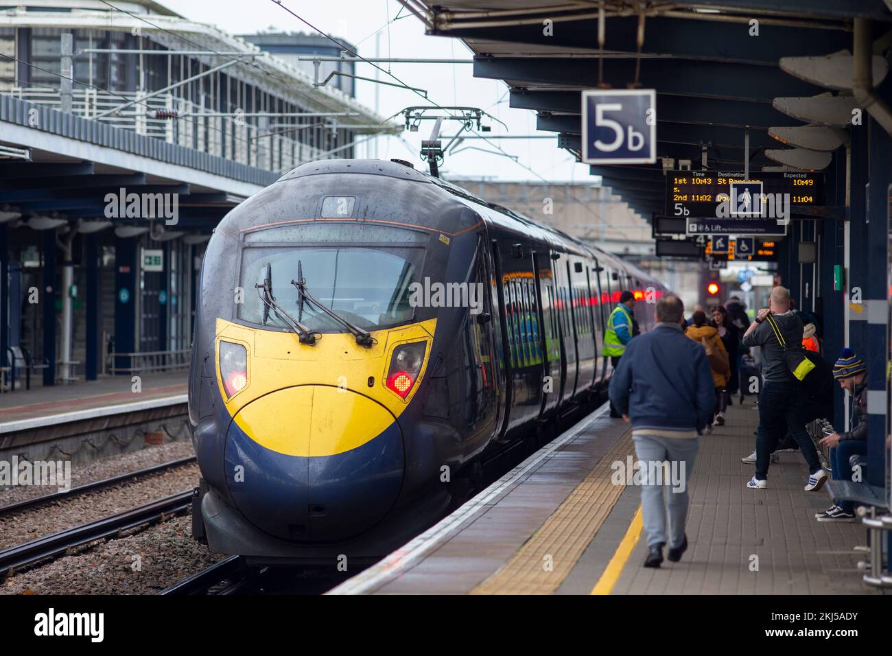 Ashford Internationall Station,Kent UK. 24th Nov, 2022. Passengers and ...