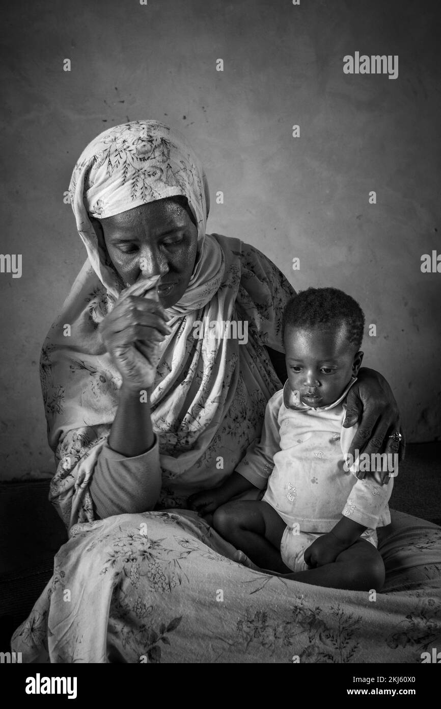 Mauritania, Chinguetti, young mother Stock Photo - Alamy
