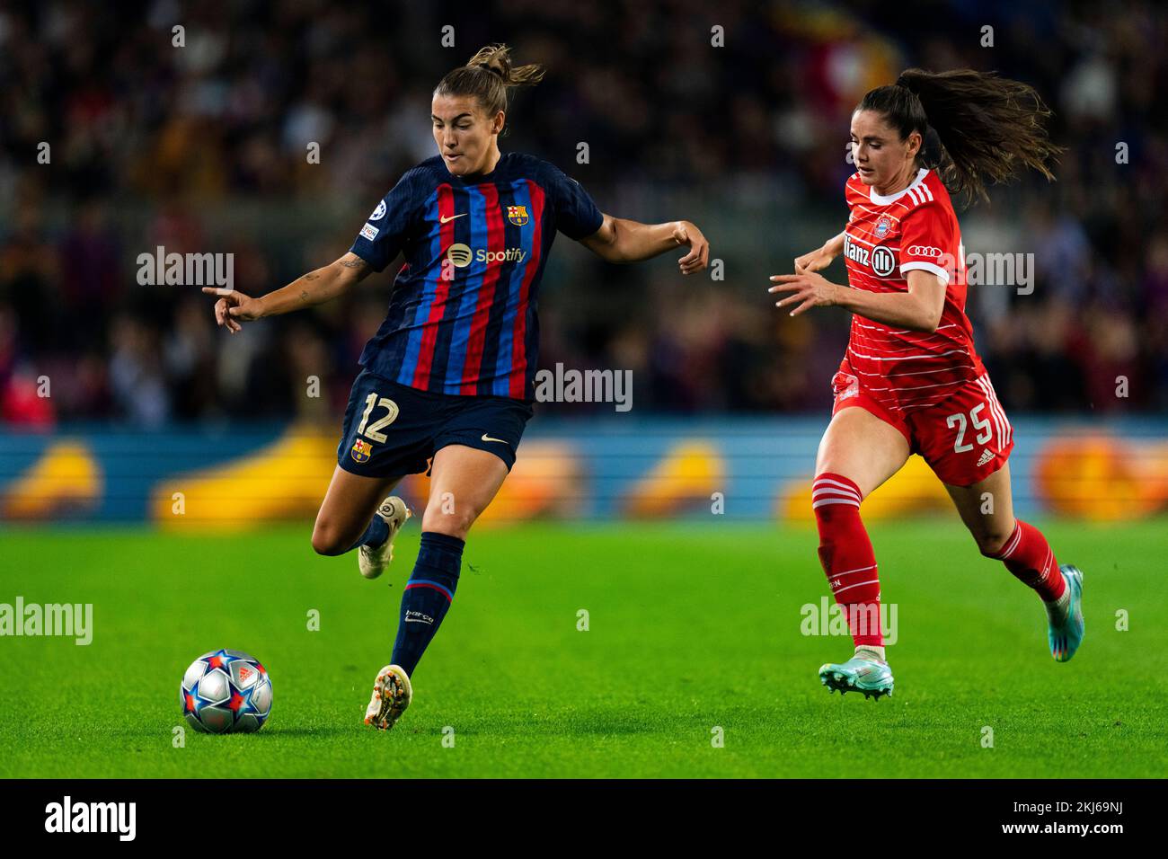 Barcelona, Spanien. 24th Nov, 2022. Patri (FC Barcelona) duels for the ...