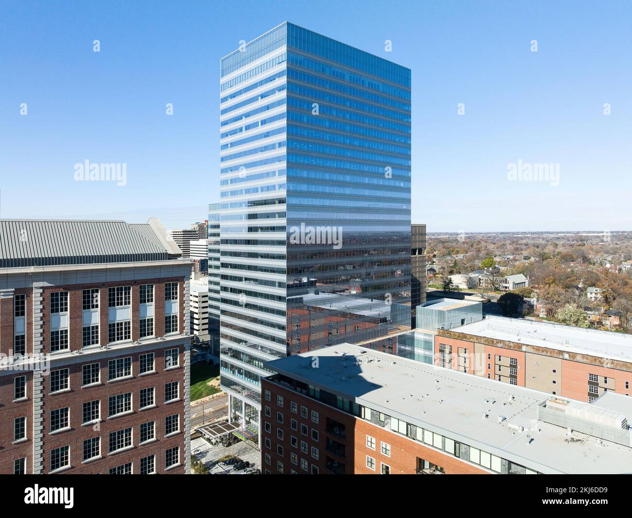 Corporate office building skyscraper hi-res stock photography and ...