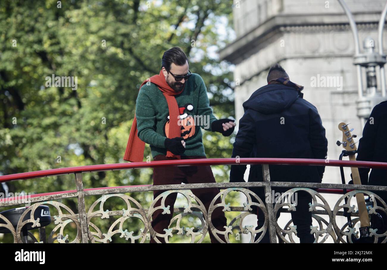 New York, USA. 24th Nov, 2022. (NEW) Jimmy Fallon, Gloria & Emily ...