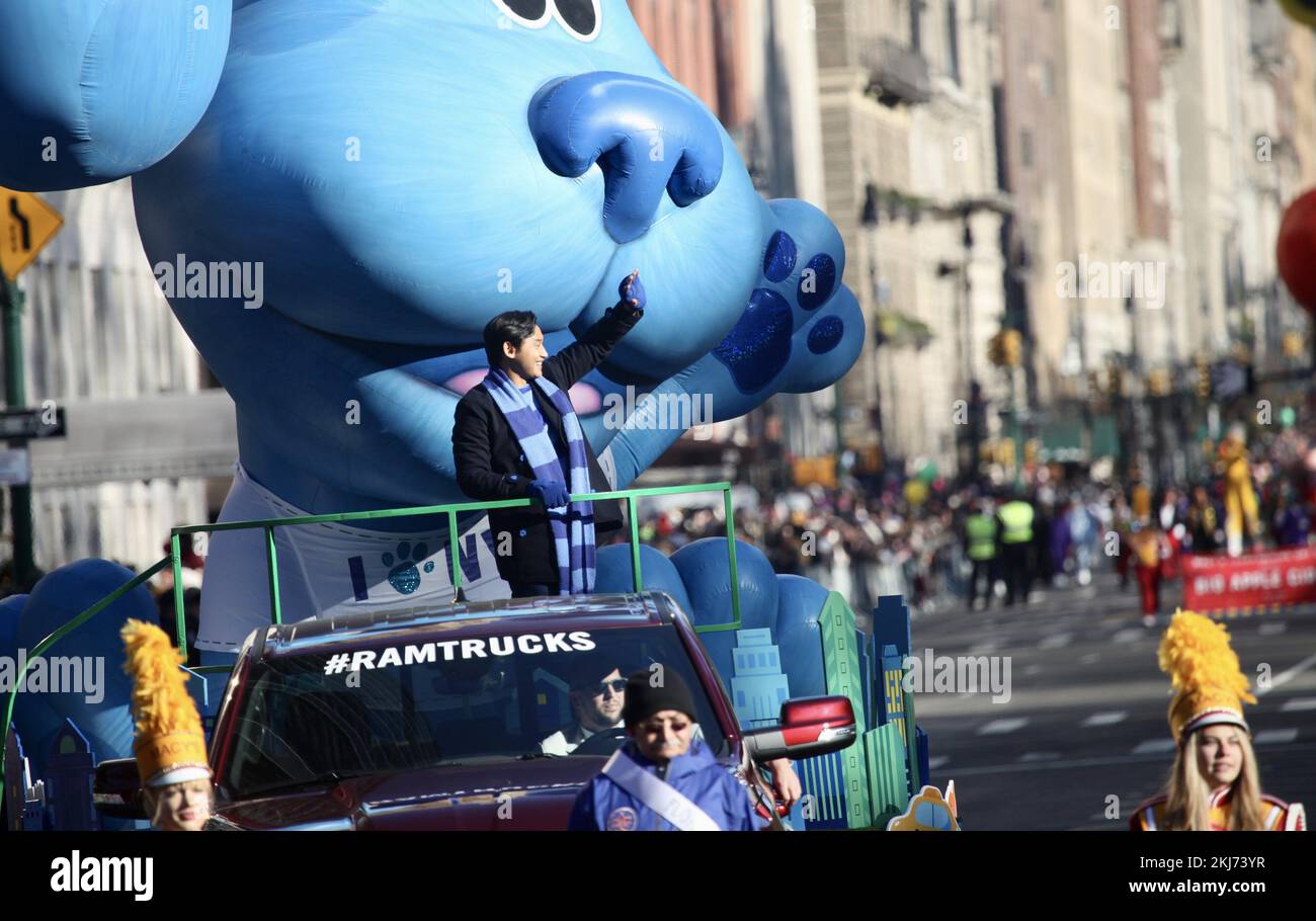New York, USA. 24th Nov, 2022. (NEW) Jimmy Fallon, Gloria & Emily ...