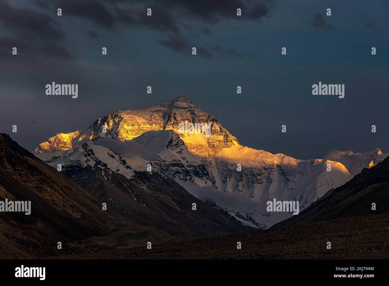 The snow-capped Mount Everest in Xigaze Everest National Park, Tibet ...
