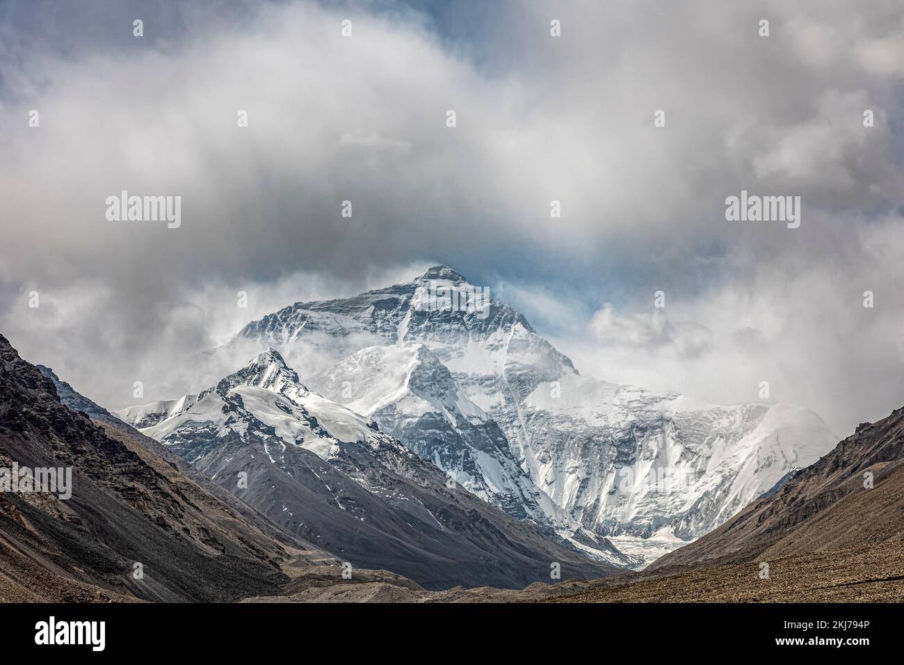 The snow-capped Mount Everest in Xigaze Everest National Park, Tibet ...