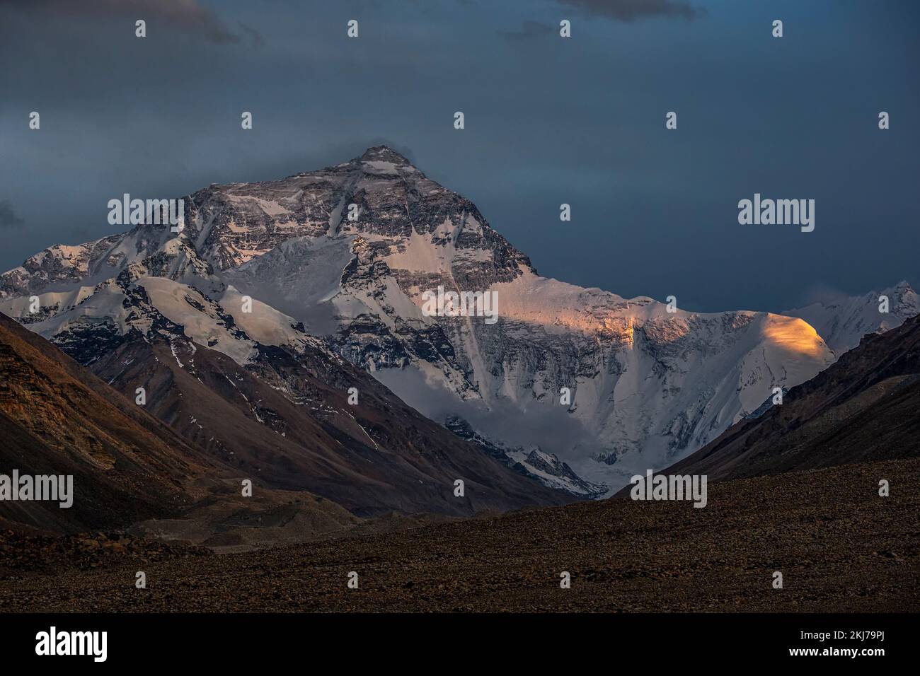 The snow-capped Mount Everest in Xigaze Everest National Park, Tibet ...