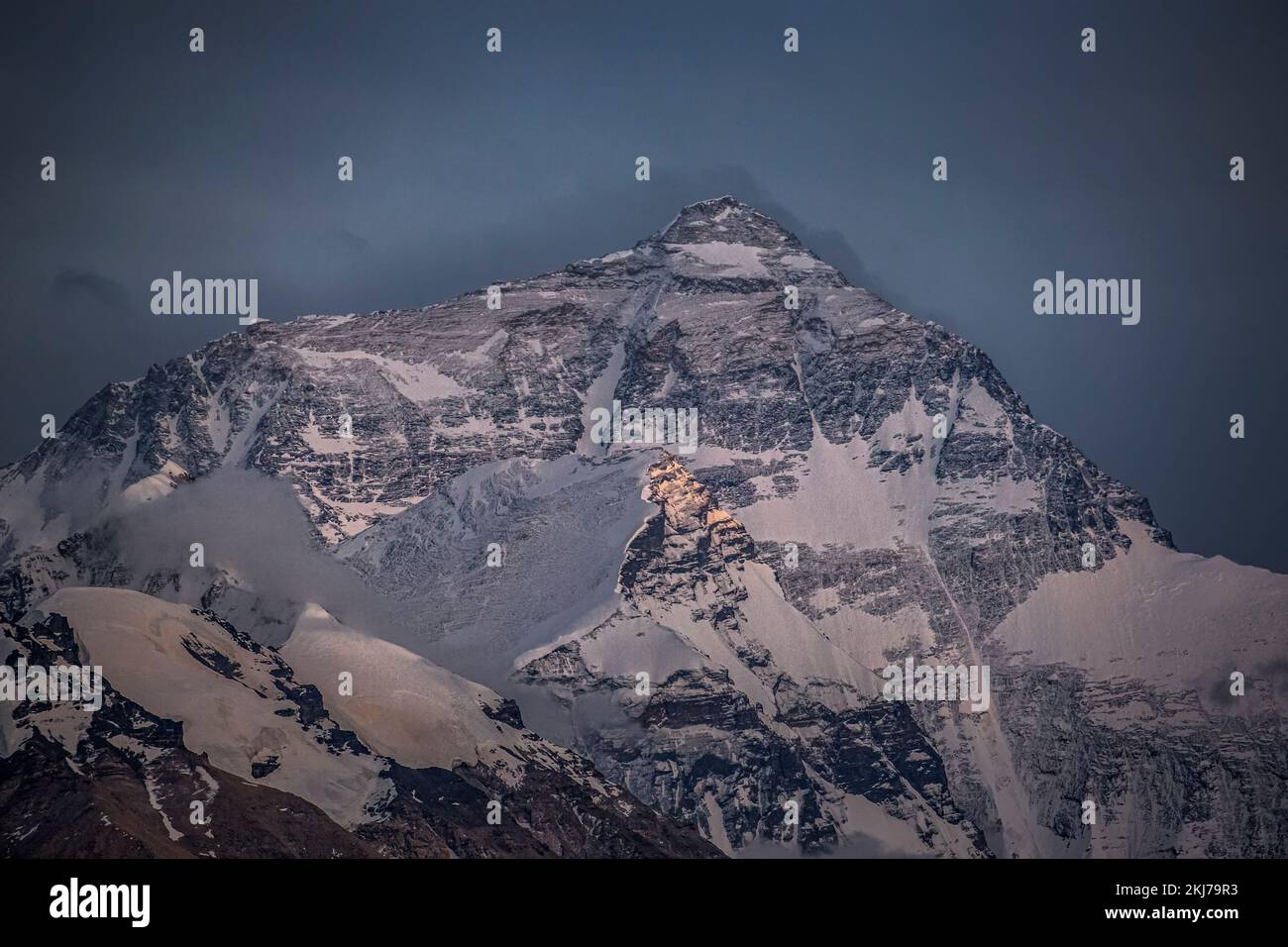 The snow-capped Mount Everest in Xigaze Everest National Park, Tibet ...