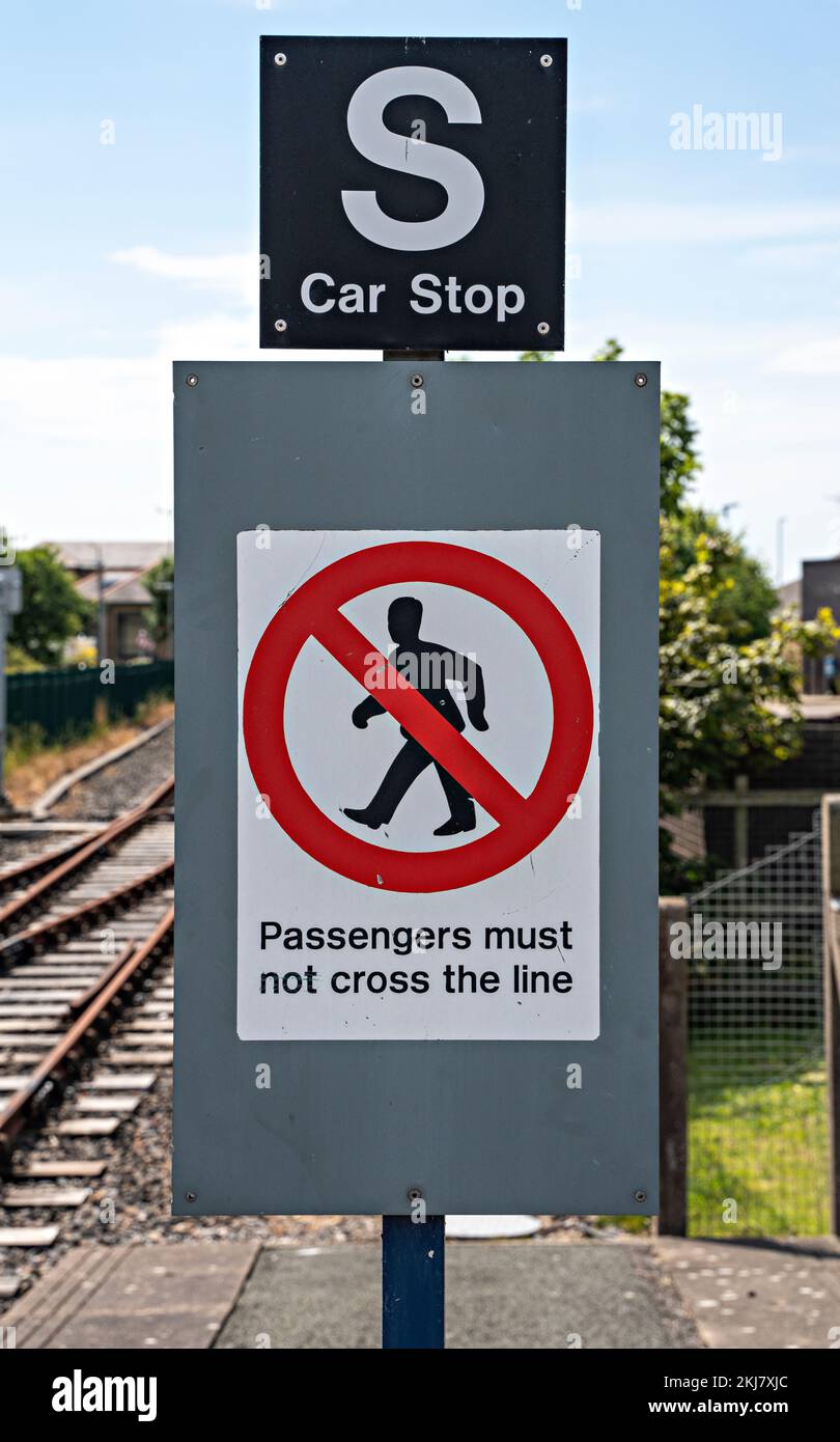 Warning sign: Passengers Must Not Cross the Line Stock Photo - Alamy