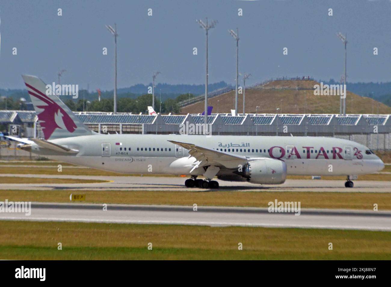 Qatar boeing 787 8 dreamliner hi-res stock photography and images - Alamy