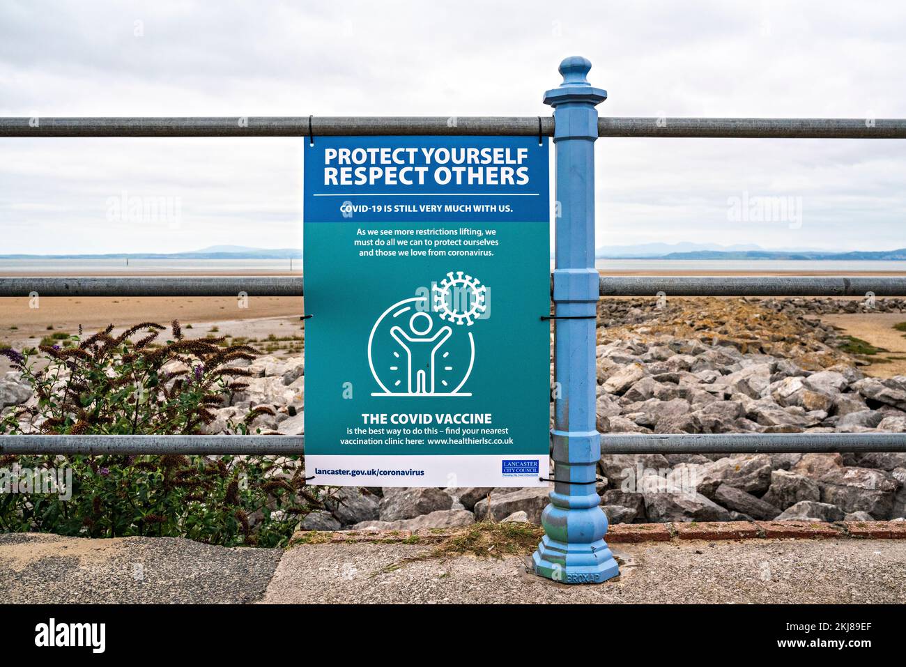 Signs attached to railings hi-res stock photography and images - Alamy