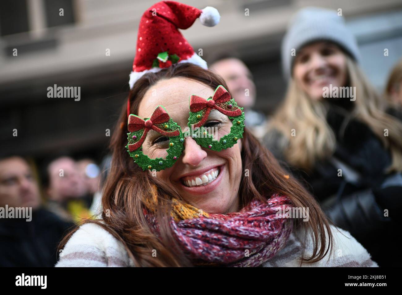New York, USA. 24th Nov, 2022. A spectator along Avenue of the Americas ...