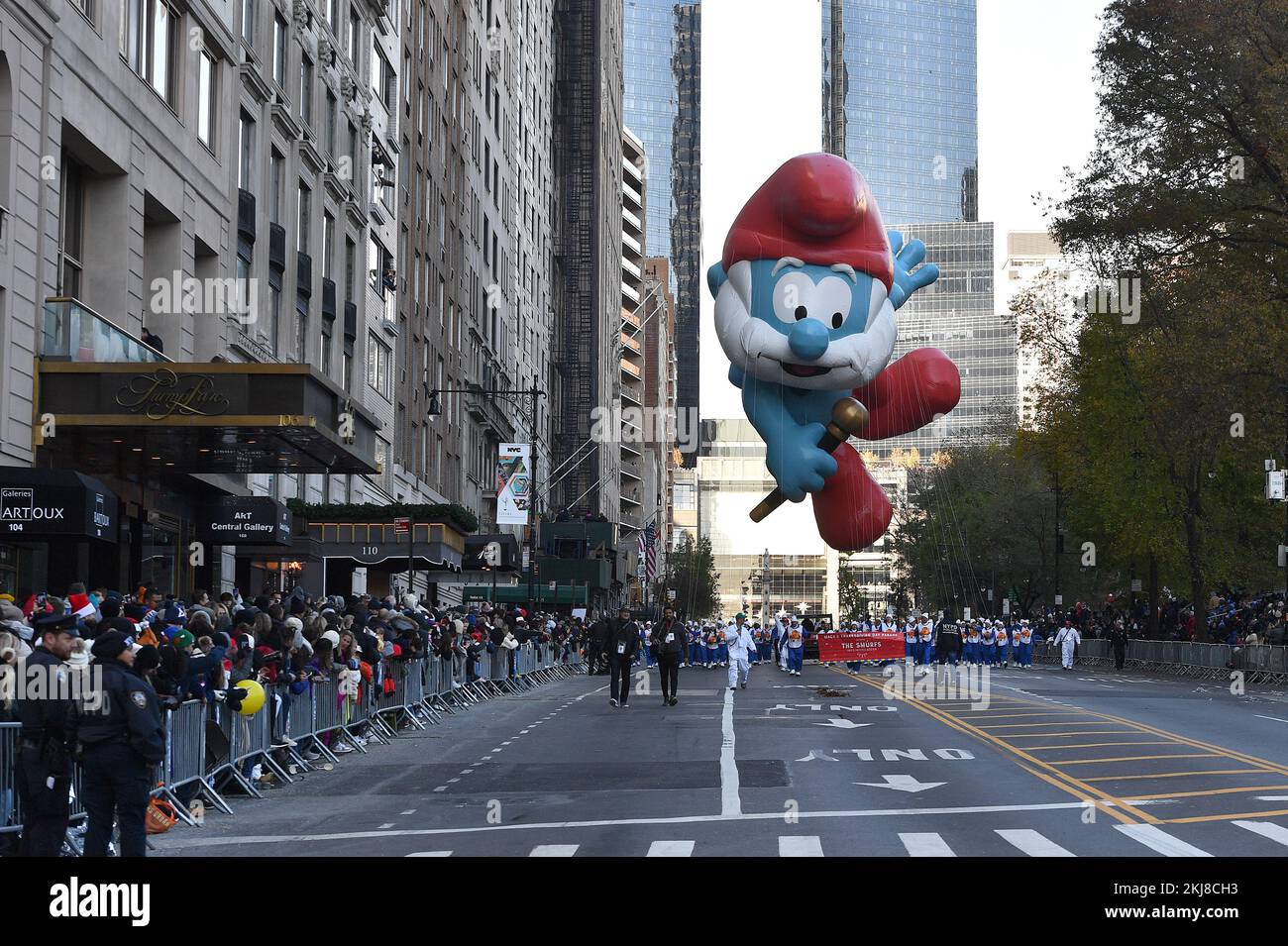 New York, USA. 24th Nov, 2022. Spectators lined up along Central Park ...