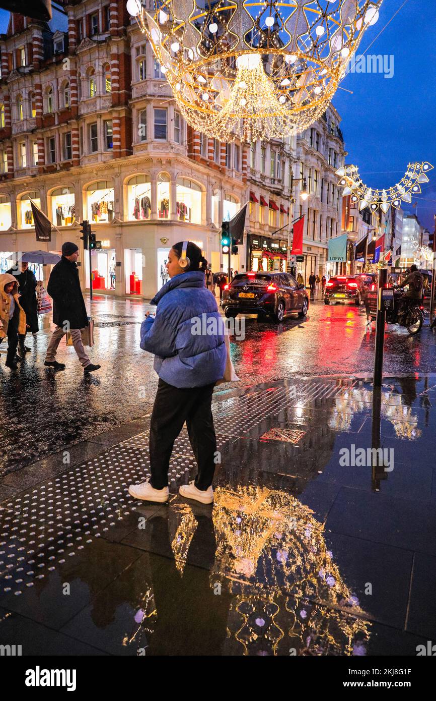 London, UK. 24th Nov, 2022. A large illuminated crown is reflected in ...