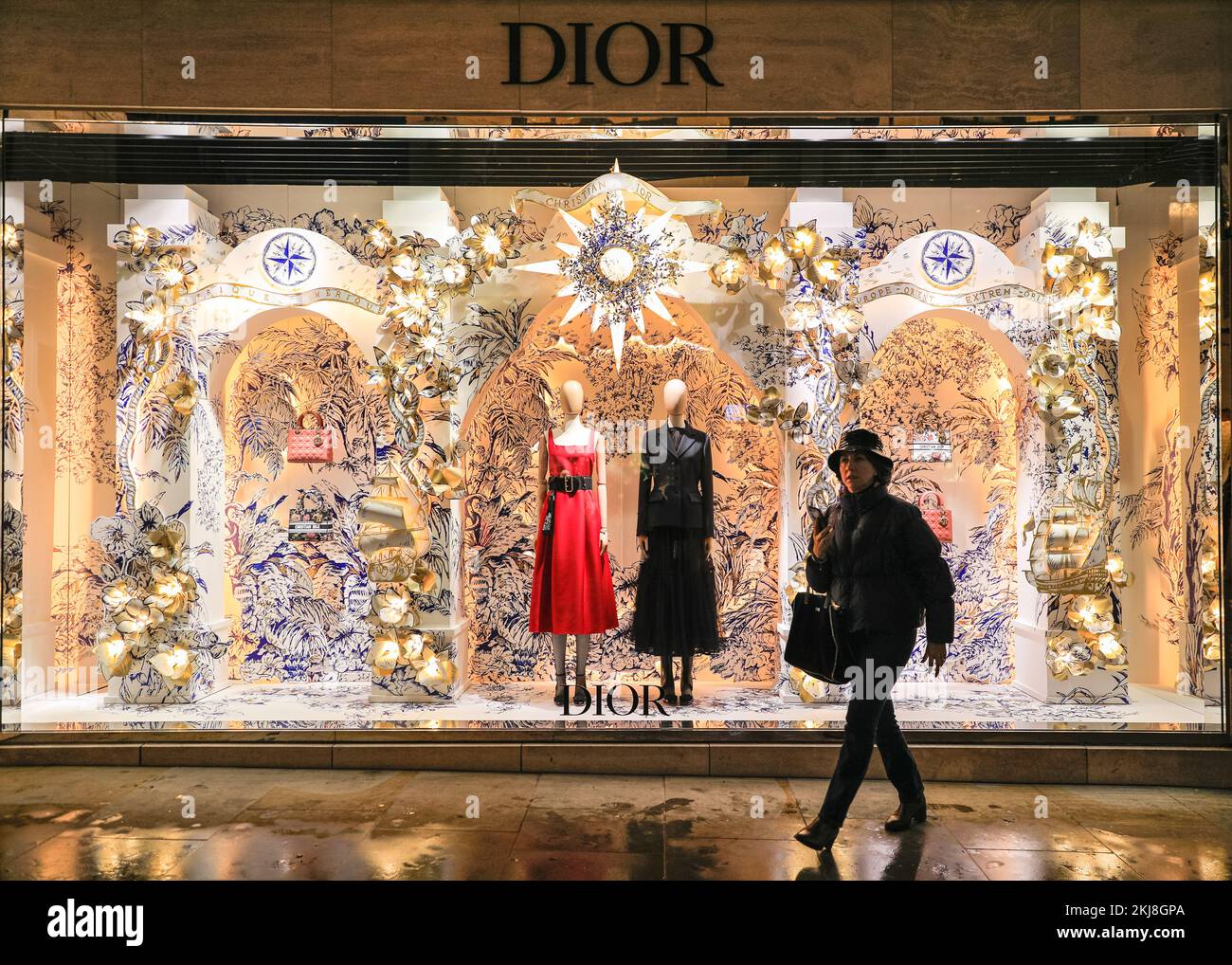 London, UK. 24th Nov, 2022. A woman looks at the pretty, winter themed ...