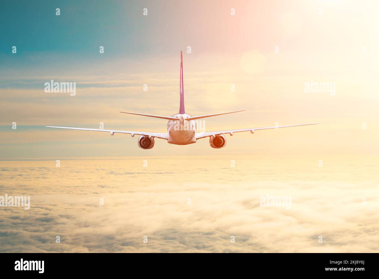 Airplane flying to the horizon high in the sky Stock Photo - Alamy