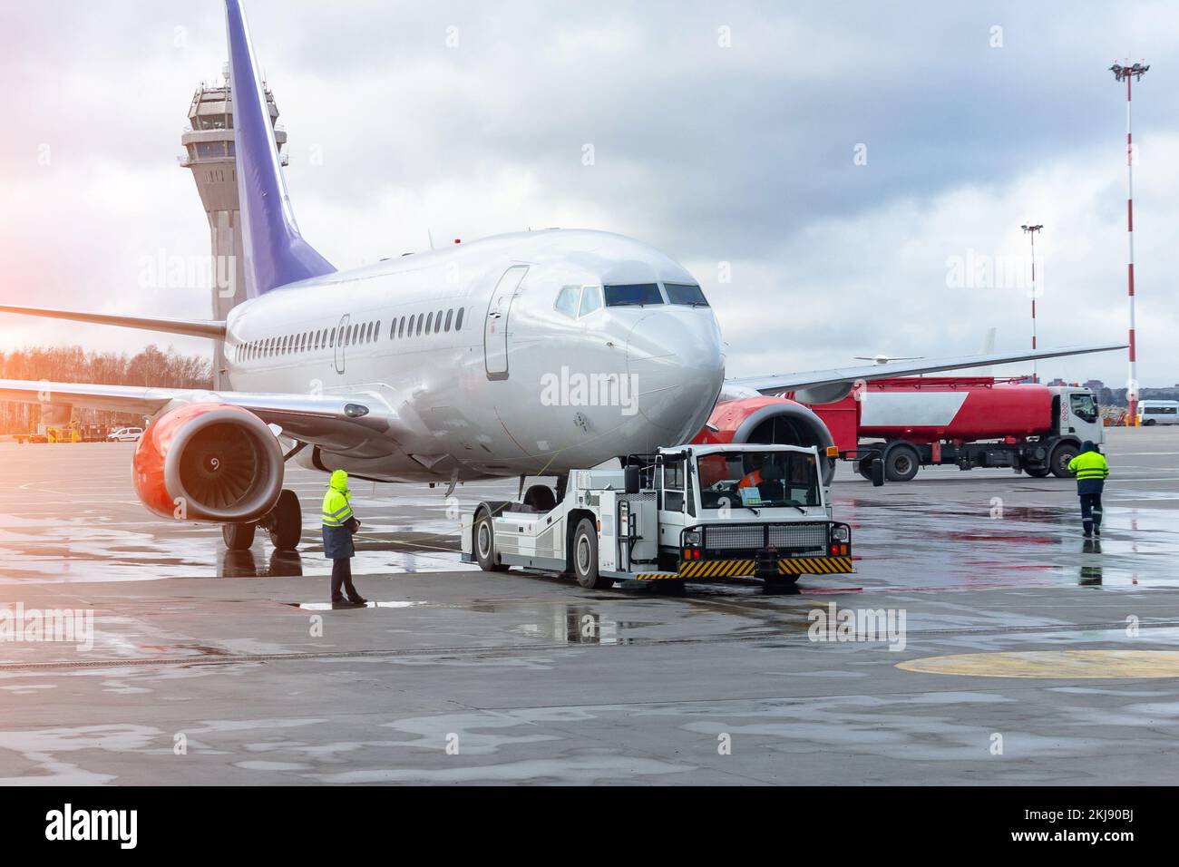 Pushing back tow tractor metal carrier nose aircraft Stock Photo - Alamy