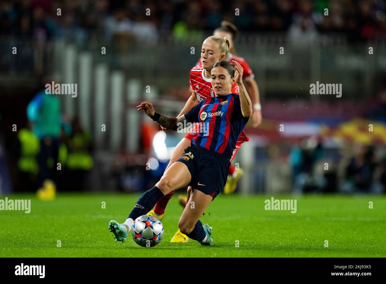 Maria Leon (FC Barcelona) duels for the ball against Lea Schueller ...