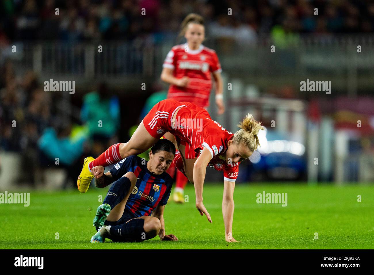 Maria Leon (FC Barcelona) duels for the ball against Lea Schueller ...