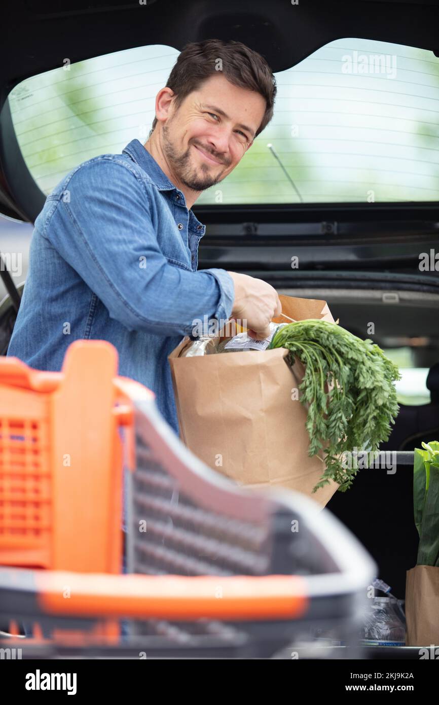 Packing groceries hi-res stock photography and images - Alamy