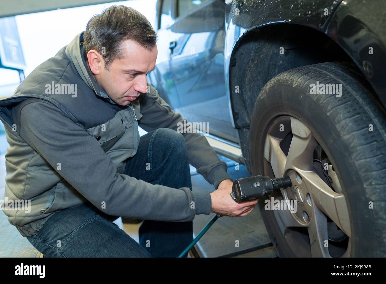 wheel change service Stock Photo - Alamy