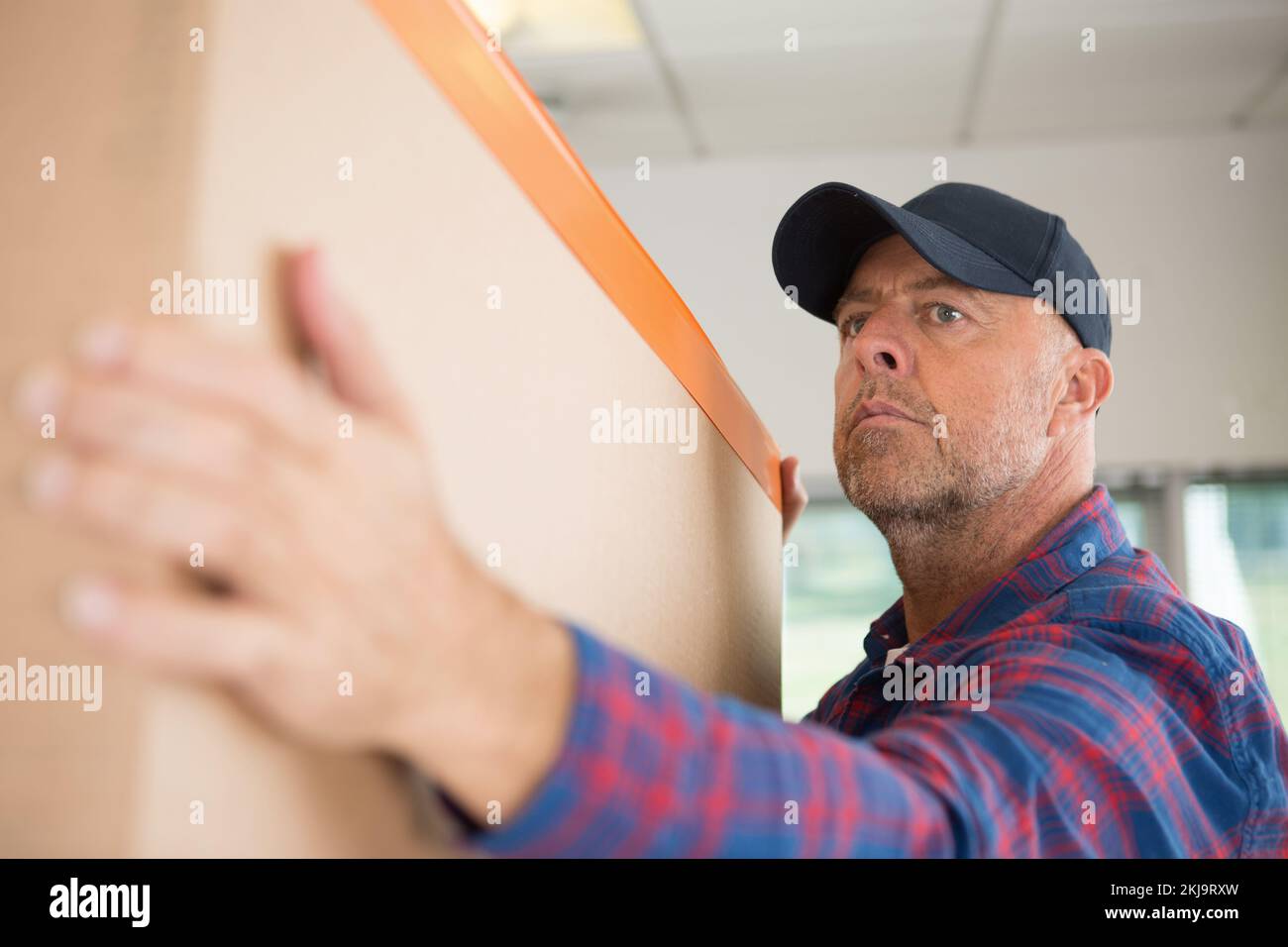 Delivery man carrying large box hi-res stock photography and images - Alamy
