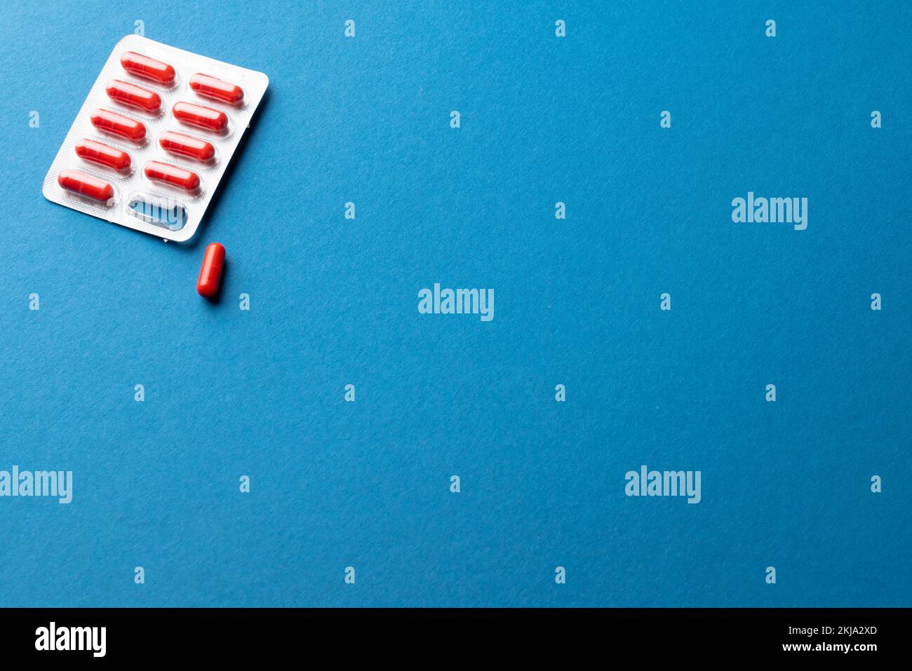 Red pill and blue pill hi-res stock photography and images - Alamy