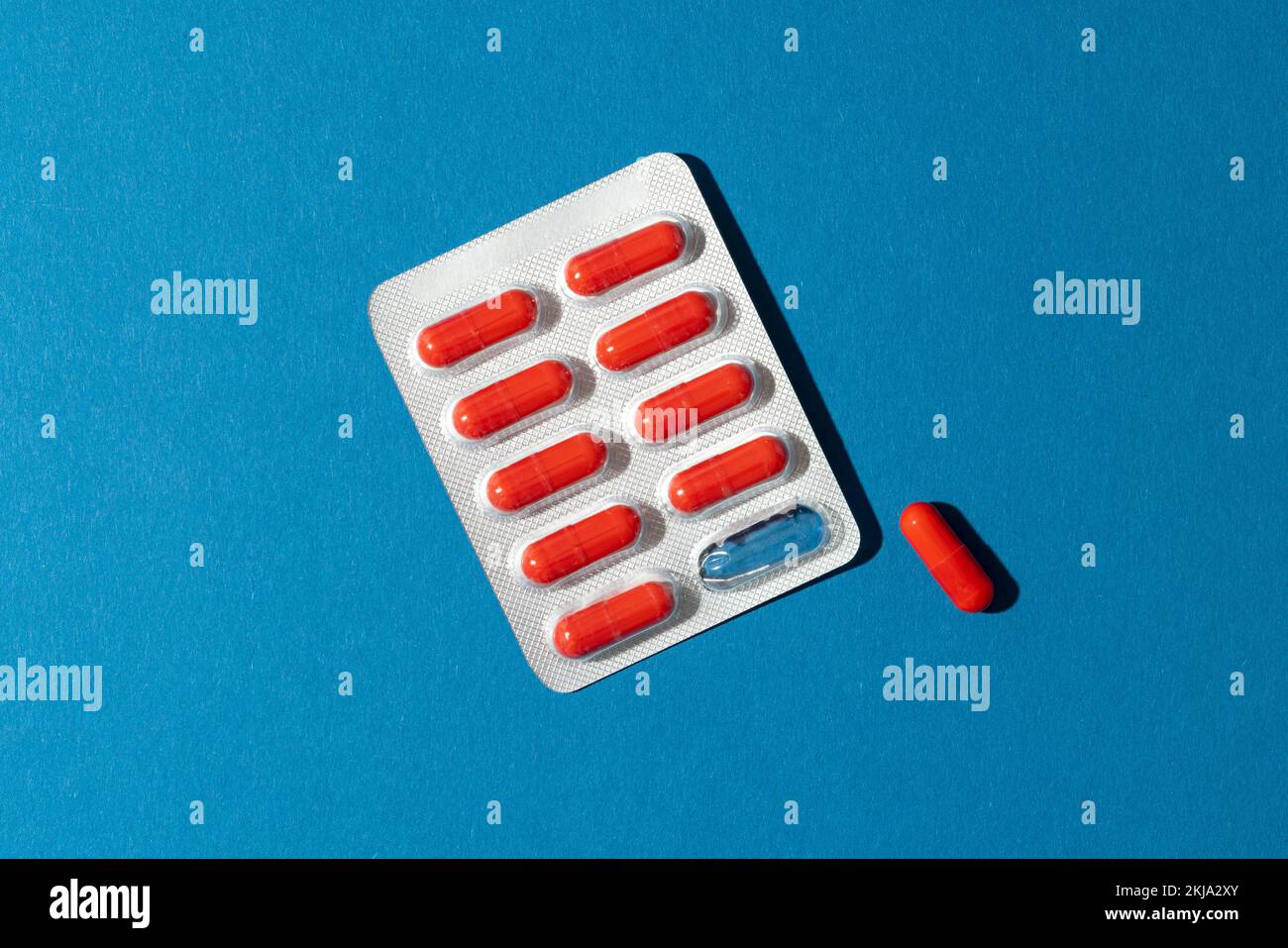 Red pill and blue pill hi-res stock photography and images - Alamy