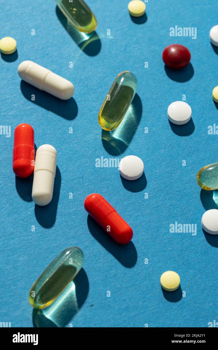 Pills vertical hi-res stock photography and images - Alamy